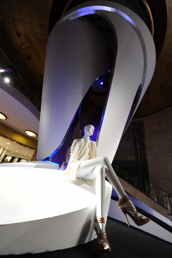 A five-metre-tall installation greets visitors to ZARA Milan – UNStudio ...